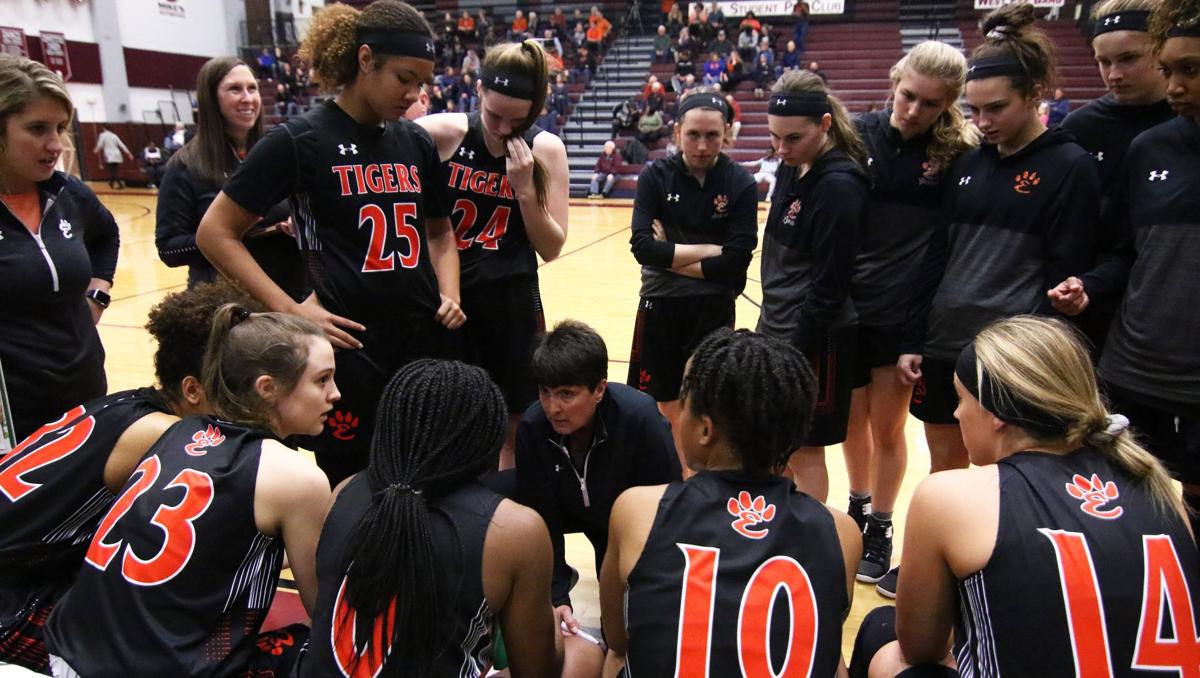 Edwardsville hires Ponce to succeed Blade as girls basketball coach