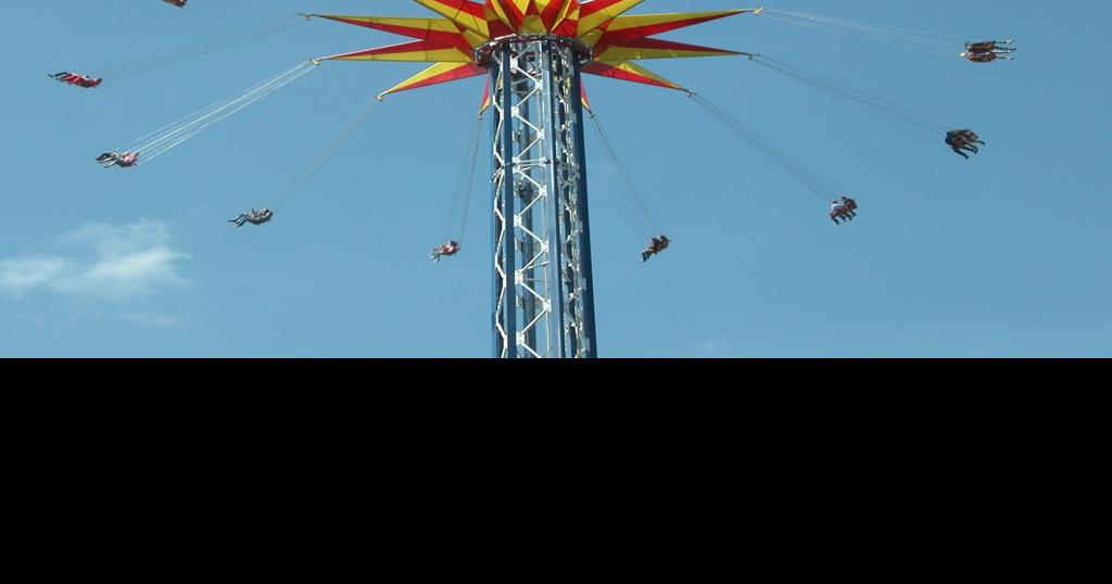 Six Flags tops off SkyScreamer ride