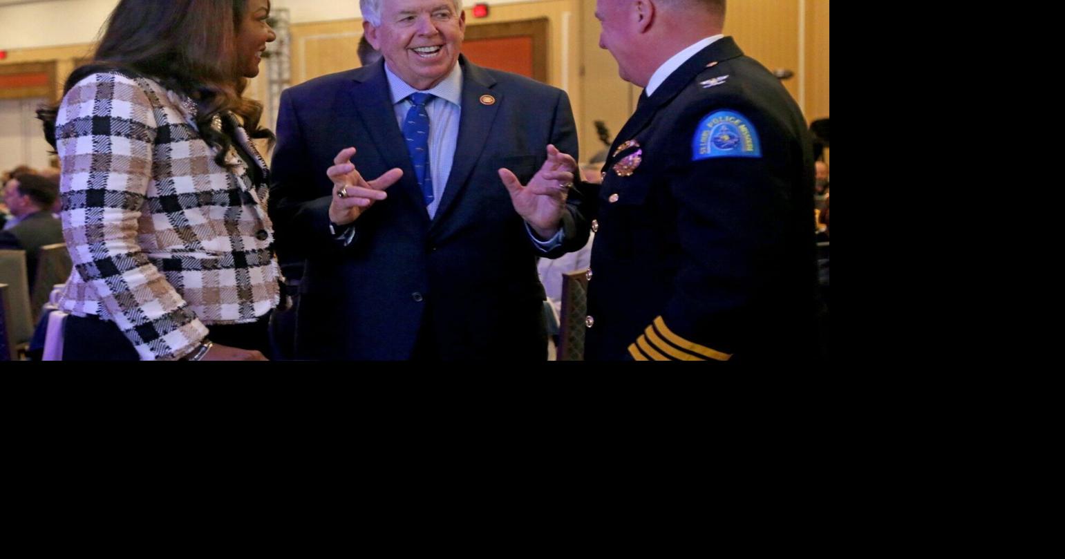 Gov. Mike Parson, St. Louis mayor meet at breakfast for fallen police ...