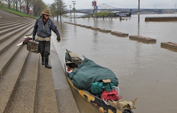 Mississippi River cresting near St. Louis, falling in Clarksville and ...