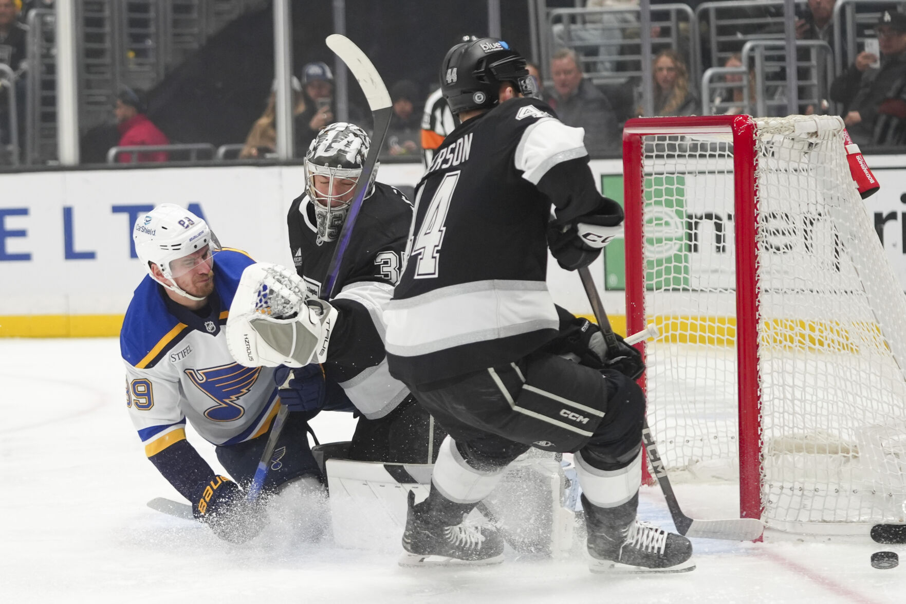 Blues head into trade deadline with 3-2 shootout win in Los Angeles