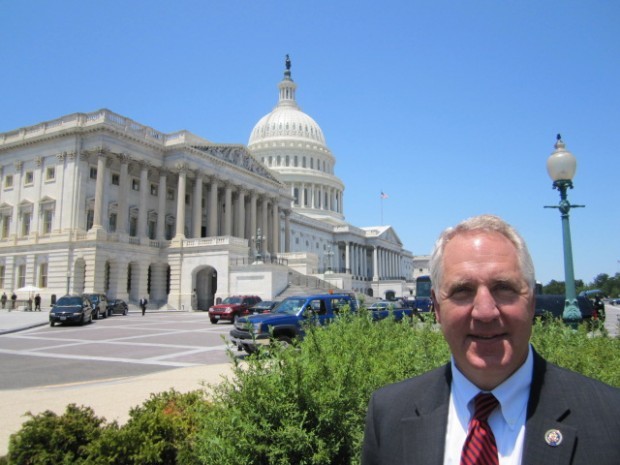 Rep. Shimkus opens drive to require autos running on nonpetroleum fuels