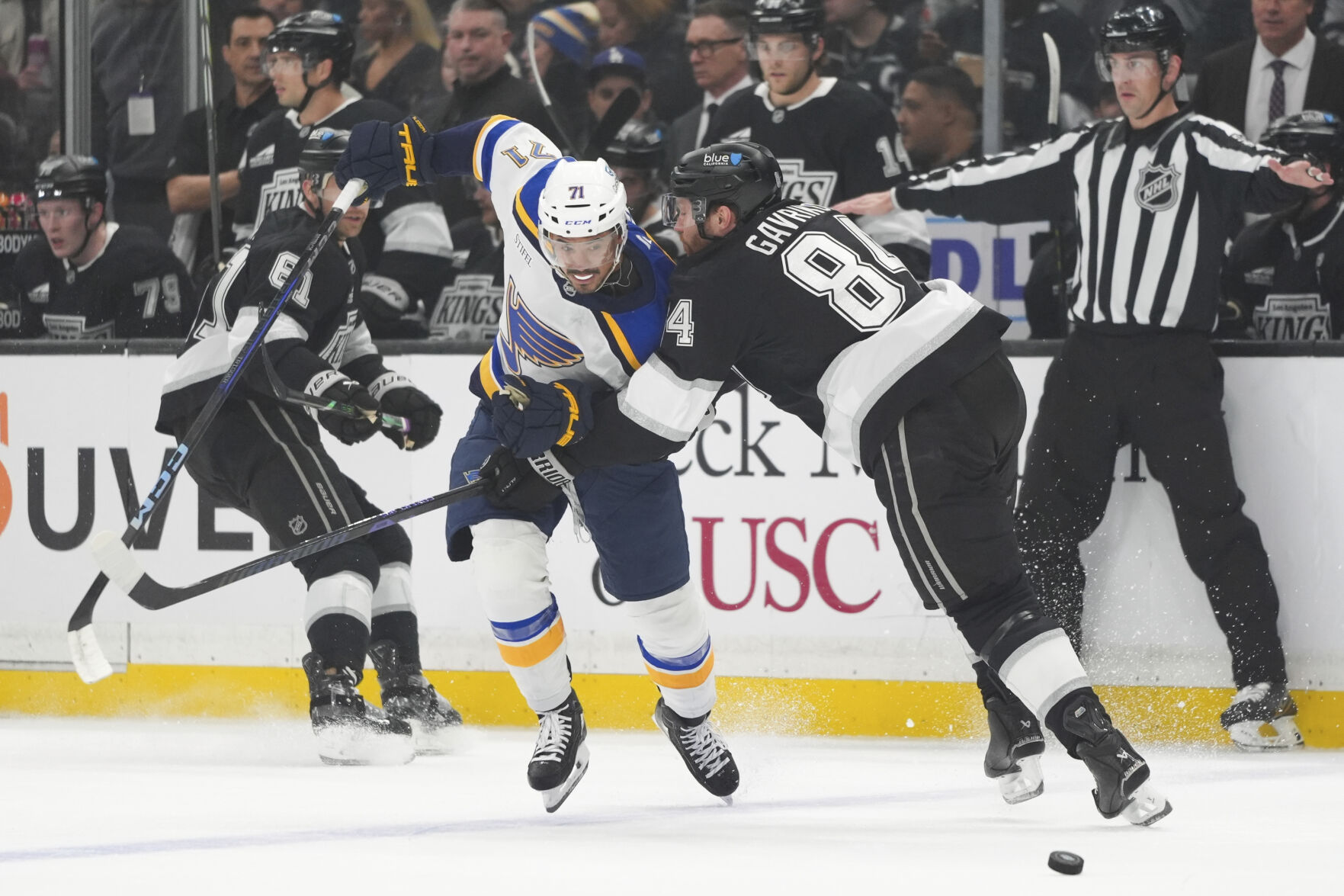 Blues head into trade deadline with 3-2 shootout win in Los Angeles