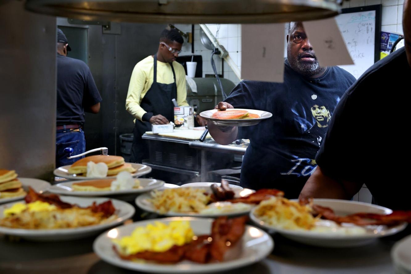 Lines out door at Uncle Bill's Pancakes in days before close