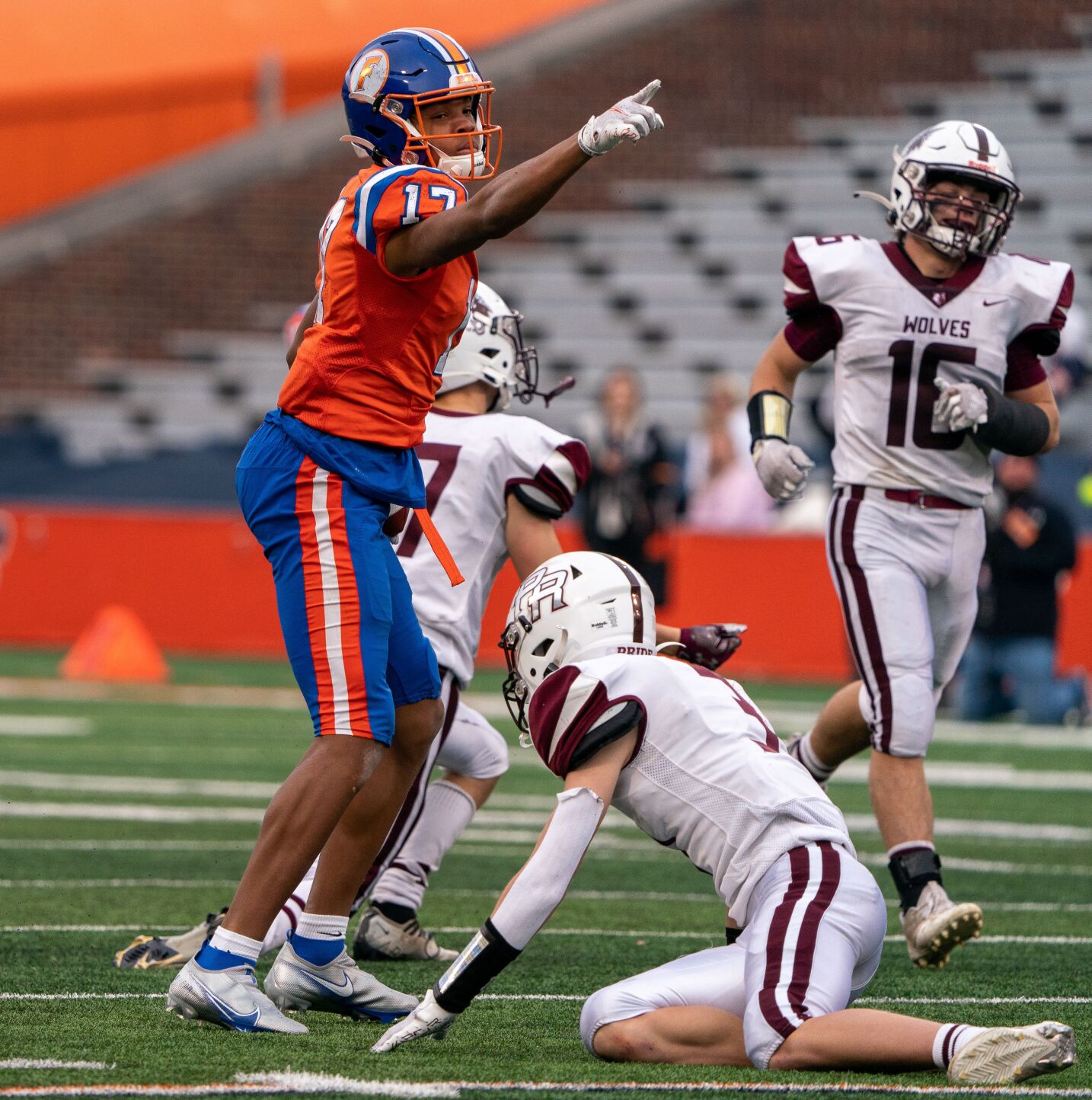 East St. Louis scores 57 unanswered points to win 10th state championship
