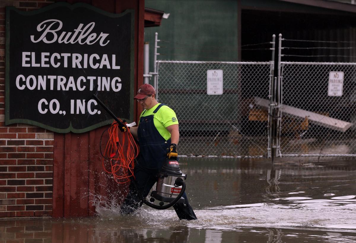 Flash flooding sweeps through St. Louis area after heavy rains | Local ...