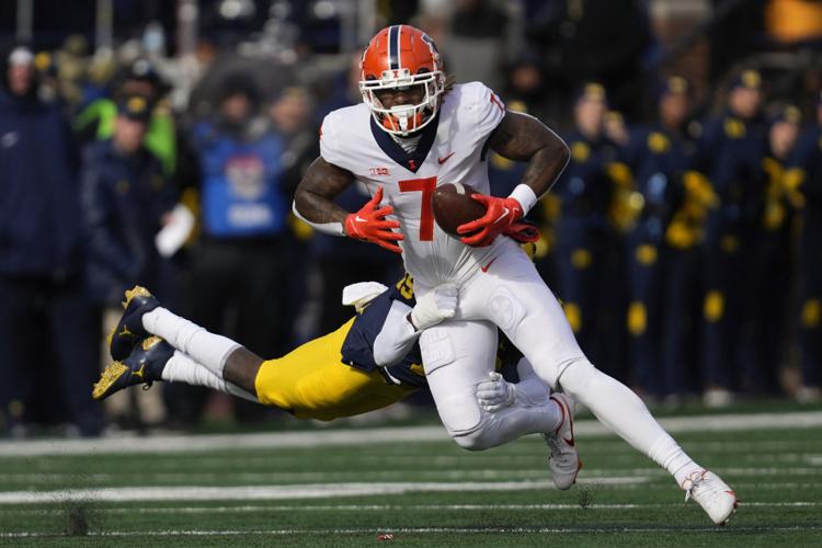 Michigan running back Blake Corum leaves with injury vs. Illinois football