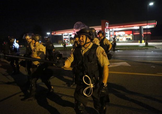 Suburban backdrop creates shocking images of Ferguson unrest | Metro ...