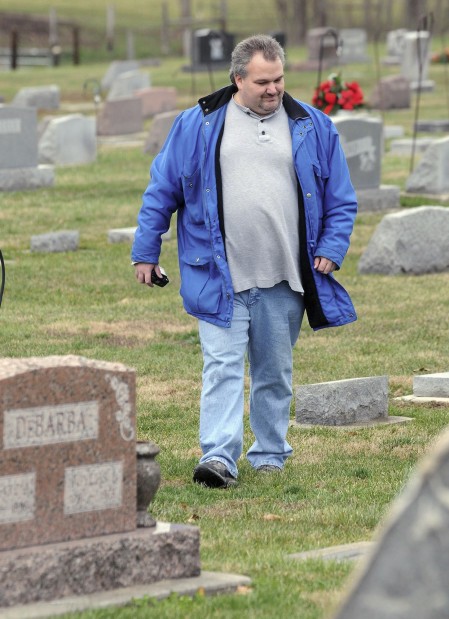 His hobby is recording Illinois tombstones, thousands of them ...