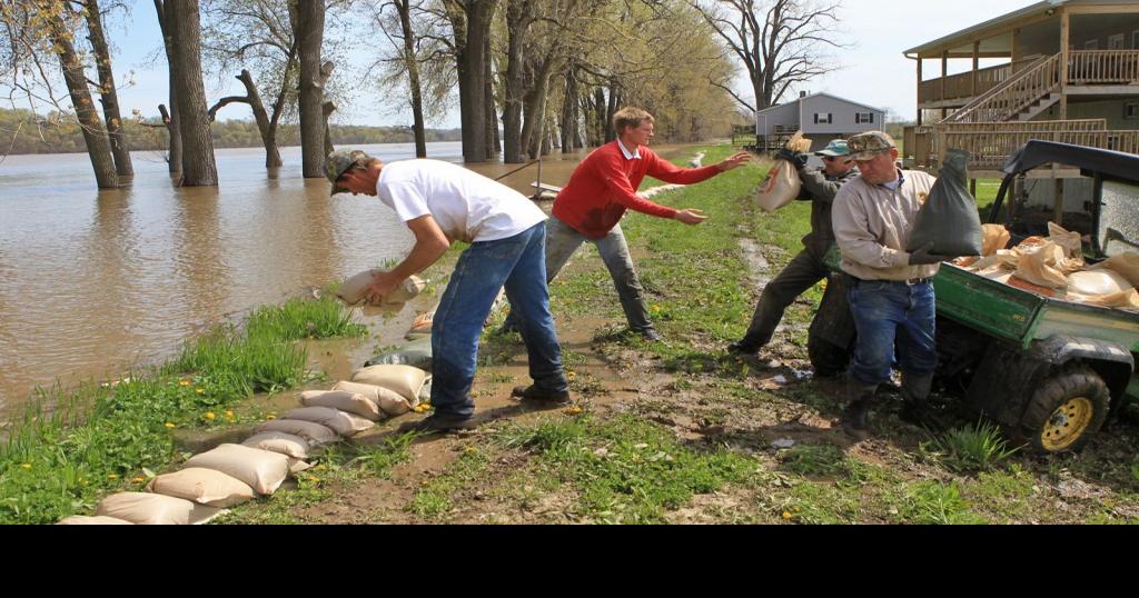 Mississippi River cresting north of St. Louis, towns still dry