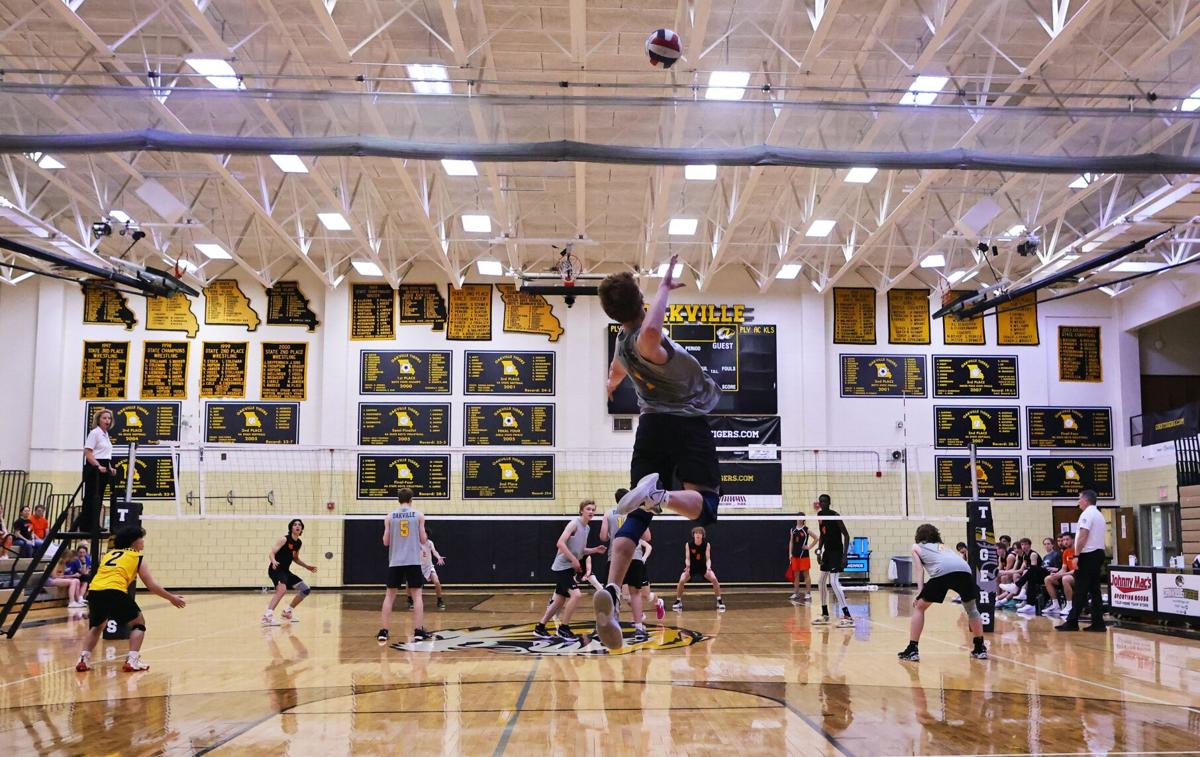 Curcuru leads way as Oakville outlasts Webster Groves in five sets