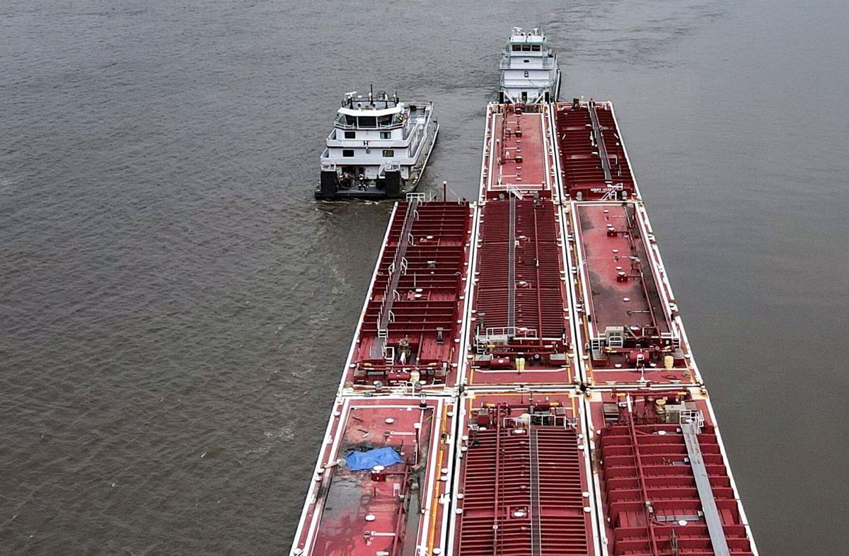 2 people dead after helicopter crashes into barge near Alton