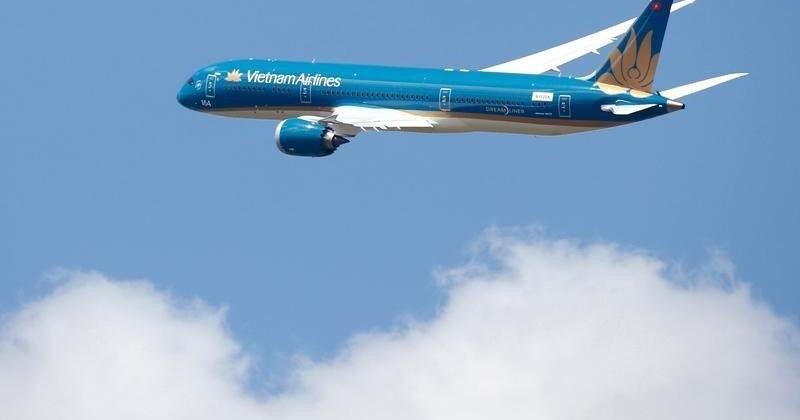 Boeing looks at pricey titanium in bid to stem 787 losses