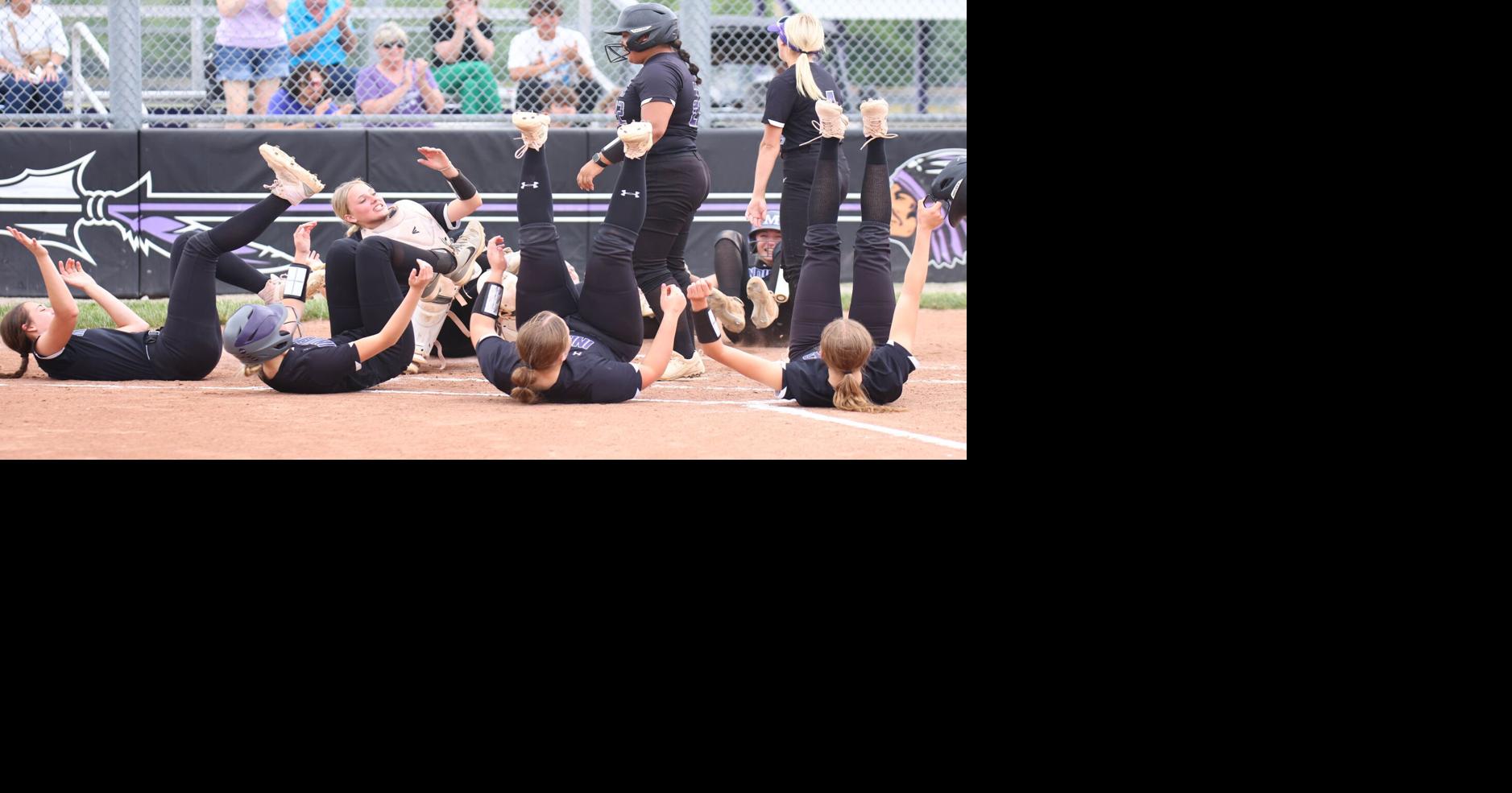 Mascoutah celebrates bomb from Jaila Moore on way to MVC softball ...