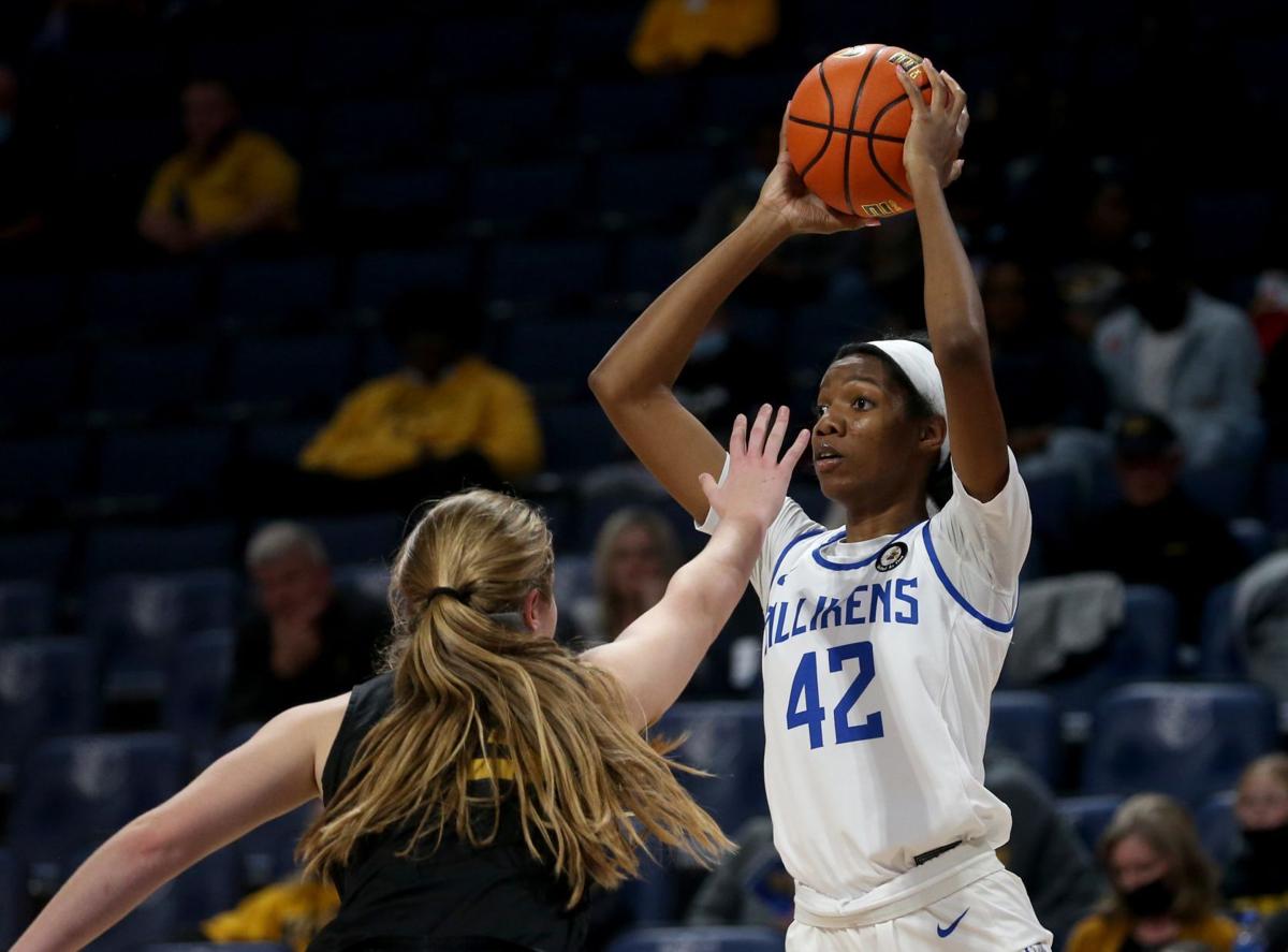 St. Louis U. women's basketball is merging cultures in coach's first season