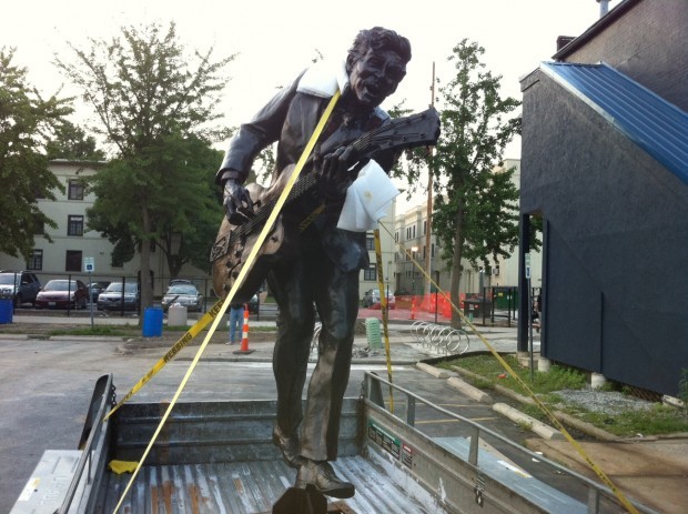 Chuck Berry (the statue) arrives at the Loop