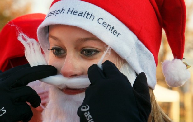 1,100 runners in Santa suits dash through St. Charles