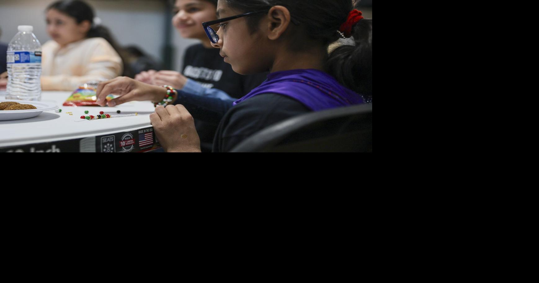 Photos: Former Girl Scouts make bracelets for Gaza