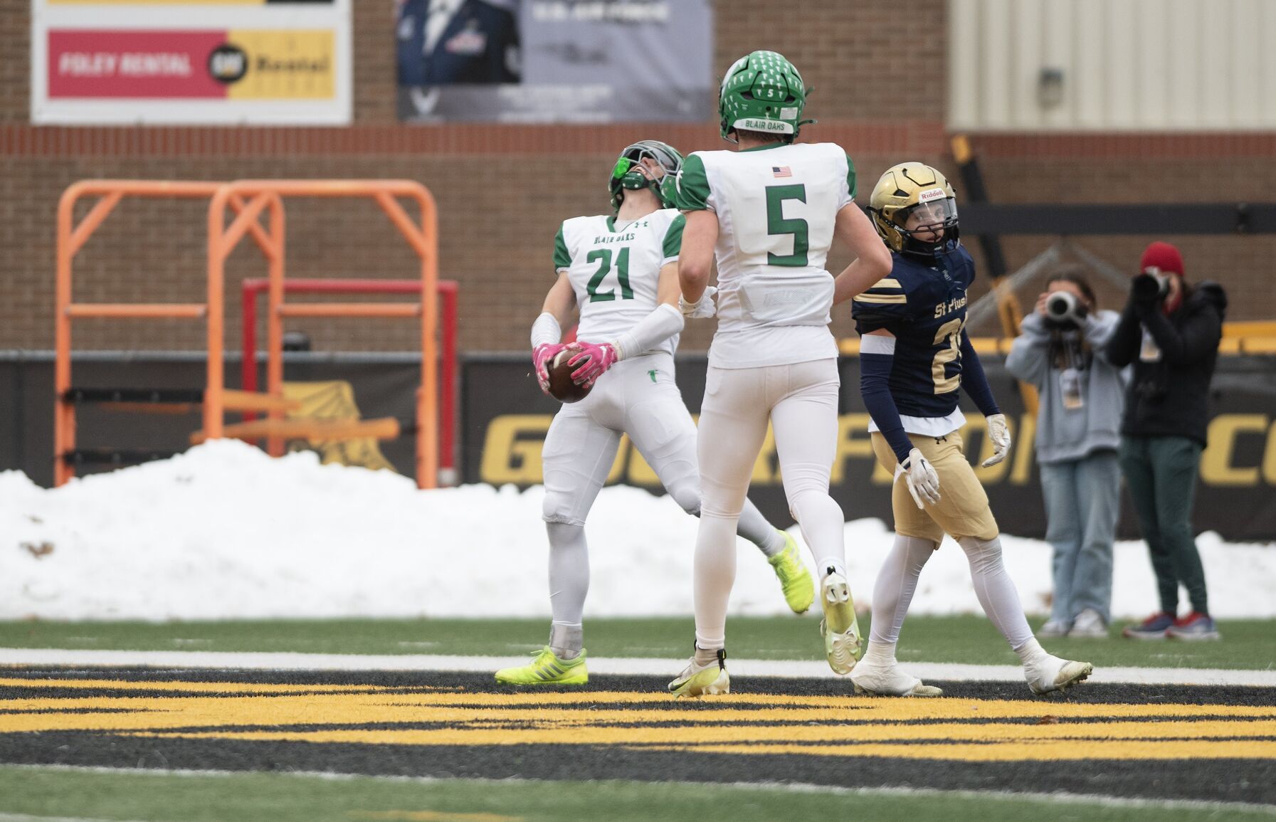 Blair Oaks overpowers St. Pius X in Class 2 football state championship ...