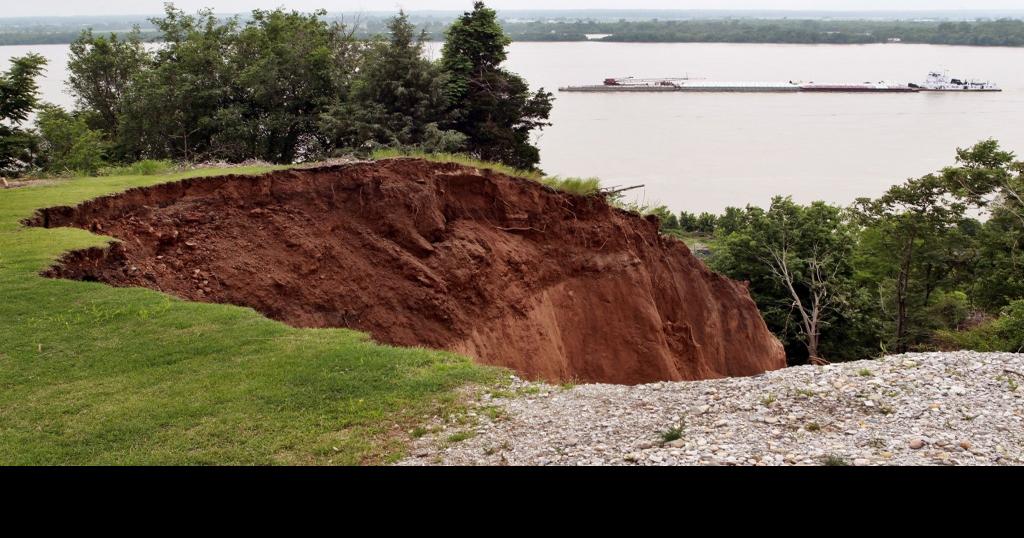 Alton mudslide briefly closes Great River Road