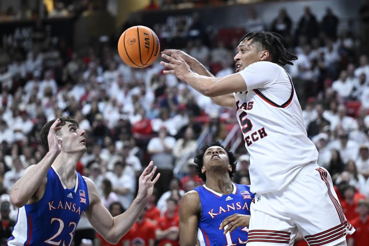 Williams scores 30 on perfect night, Texas Tech beats Kansas