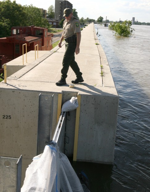 Levee breach lets rivers sweep into floodway to save Cairo, Ill ...