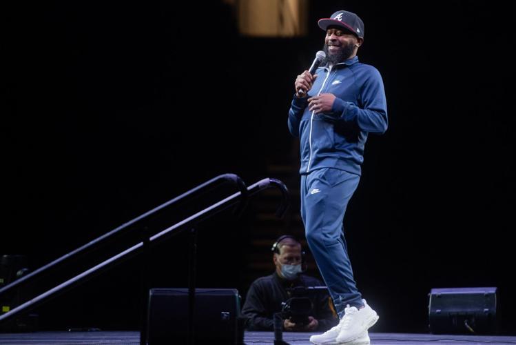 Mike Epps hosts uneven night of comedy at Enterprise Center's first ...