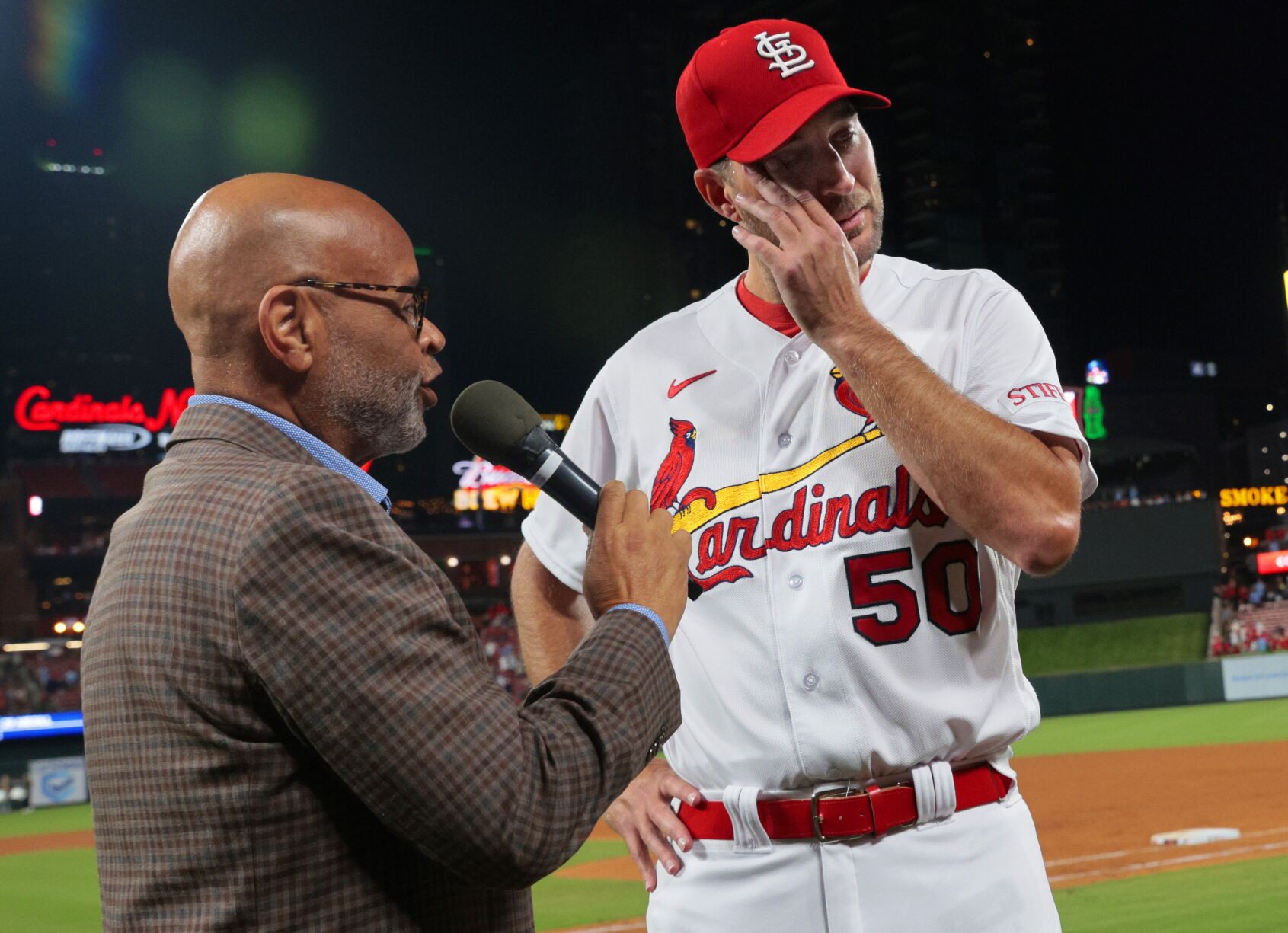 Adam Wainwright's 200th win was highly emotional for Cardinals catcher ...