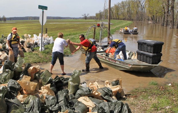 Mississippi River cresting north of St. Louis, towns still dry