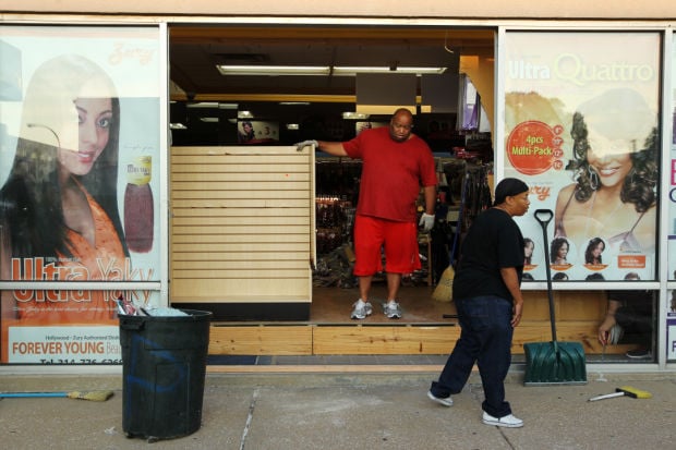 Smash-and-grab thieves hit two stores in St. Louis