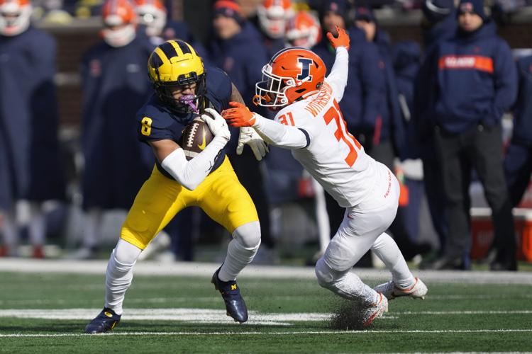 Michigan running back Blake Corum leaves with injury vs. Illinois football