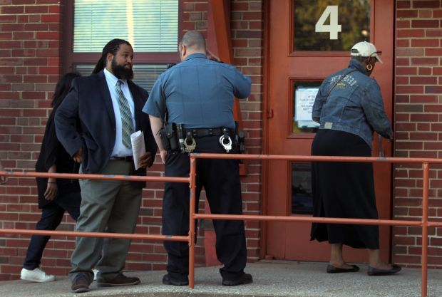 Ferguson residents meet with federal, city officials