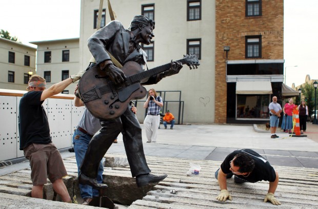 Chuck Berry (the statue) arrives at the Loop