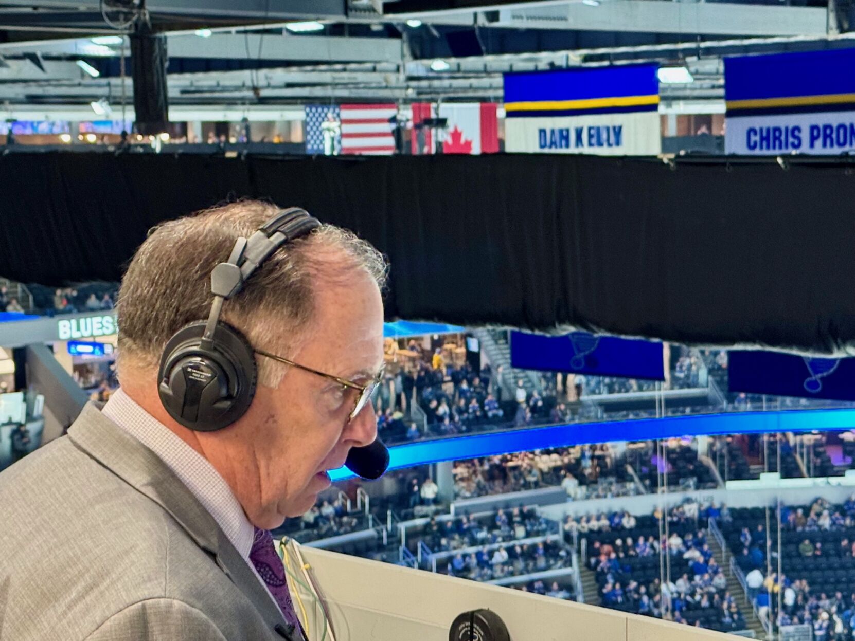 Broadcaster John Kelly, now with L.A., honored at Blues game