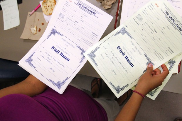 Illinois begins issuing civil union licenses