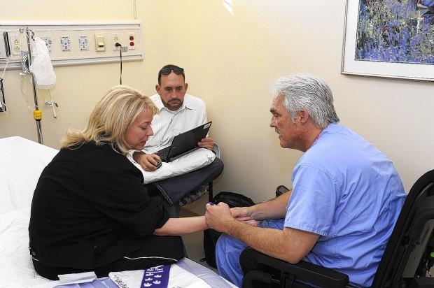 Partially paralyzed surgeon back to work in OR