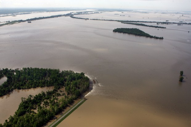 Missouri farmland swamped after levee breach to help Cairo, Ill.