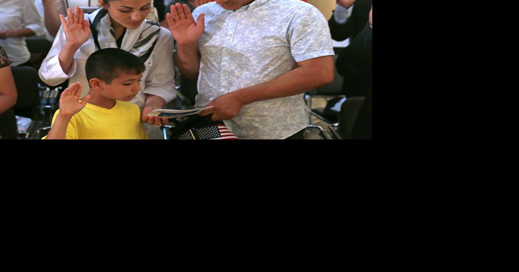 Bob Plager welcomes new citizens at Old Courthouse