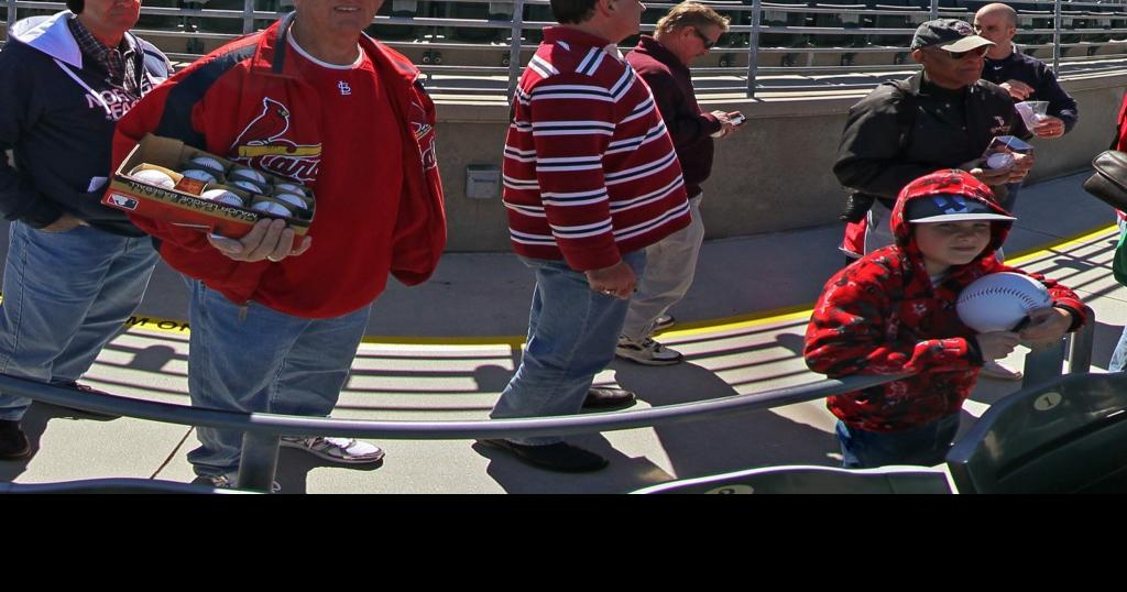 360Panorama: Fans queue up for Autograph Day