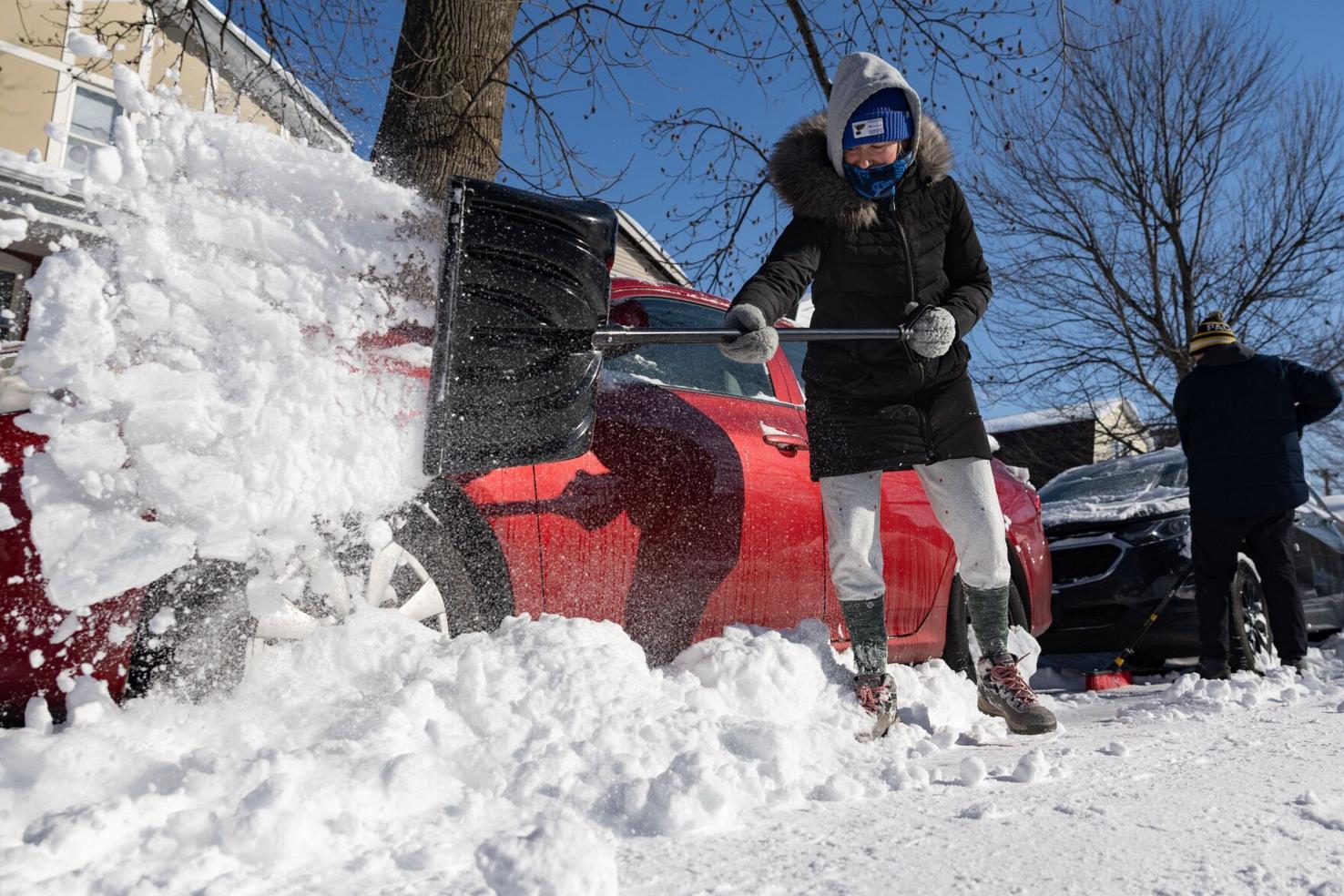 Snow piles abound as St. Louis digs out from winter storm Monday