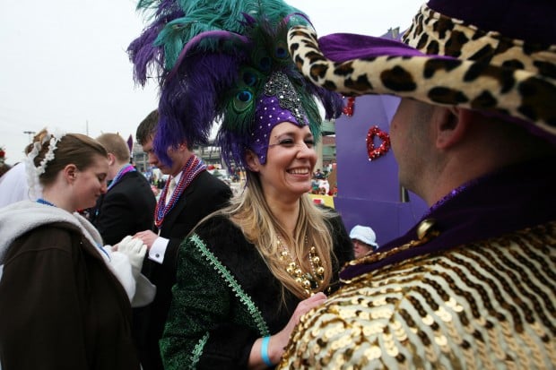 25 couples get married at Soulard Mardi Gras