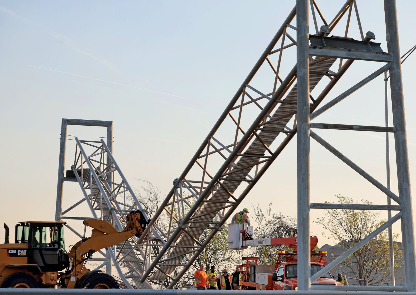 Westbound I-64 in Metro East closed for hours after truck hits truss