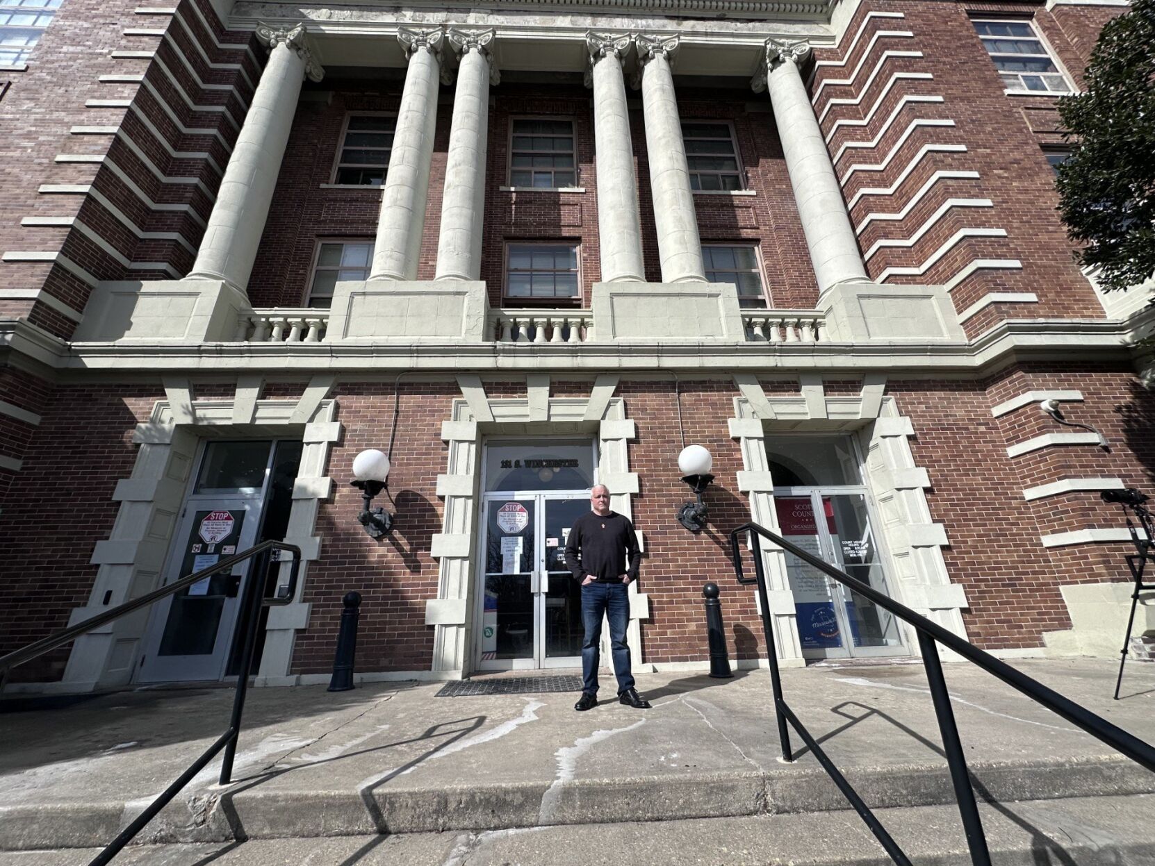 Man charged in 1992 murder in Missouri gets a break, for now