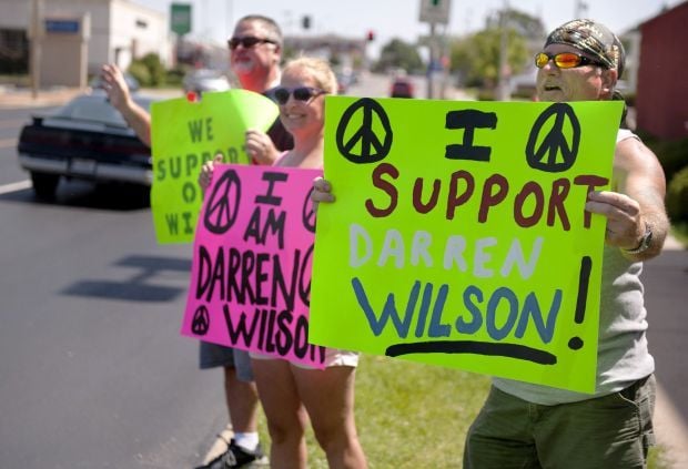Rally supports Ferguson officer Darren Wilson