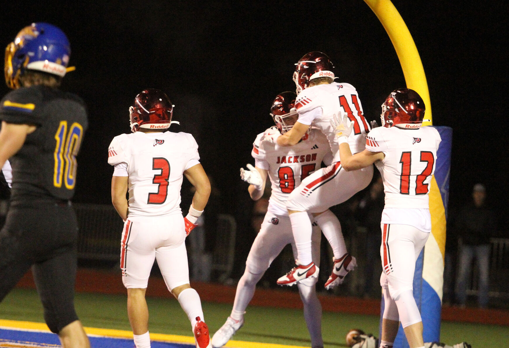 Jackson once again overpowers Seckman in district title game