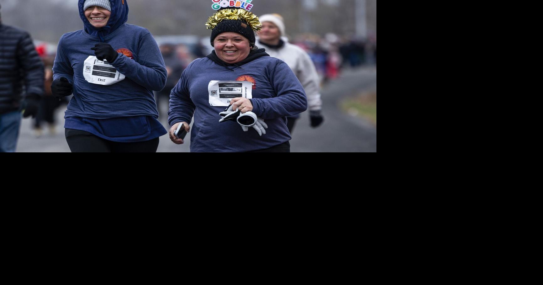 Photos: Thousands of runners embrace the cold for Thanksgiving Day ...