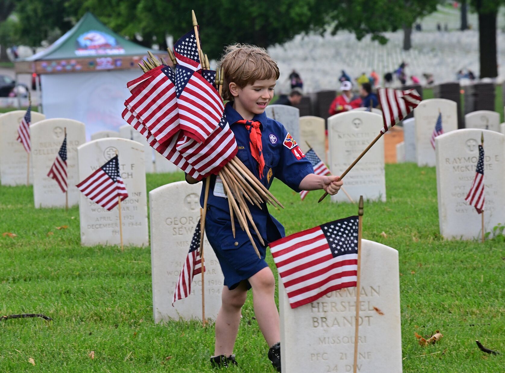 Photos: Hundreds turn out to place American flags on graves at ...