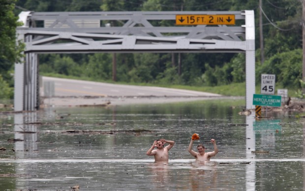 Mississippi River falling slowly, still threatening weakened levees