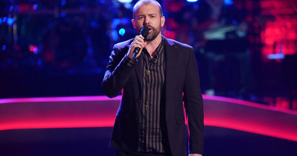 St. Louis' Neil Salsich is dropped on 'The Voice,' but Kelly Clarkson ...