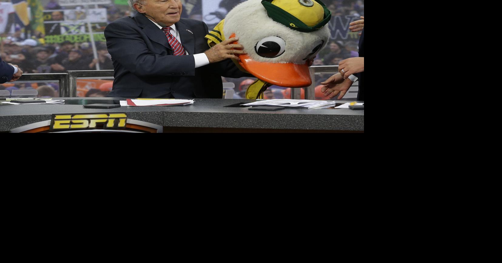 Who did Lee Corso pick? See his Oregon vs. UCLA football headgear pick ...